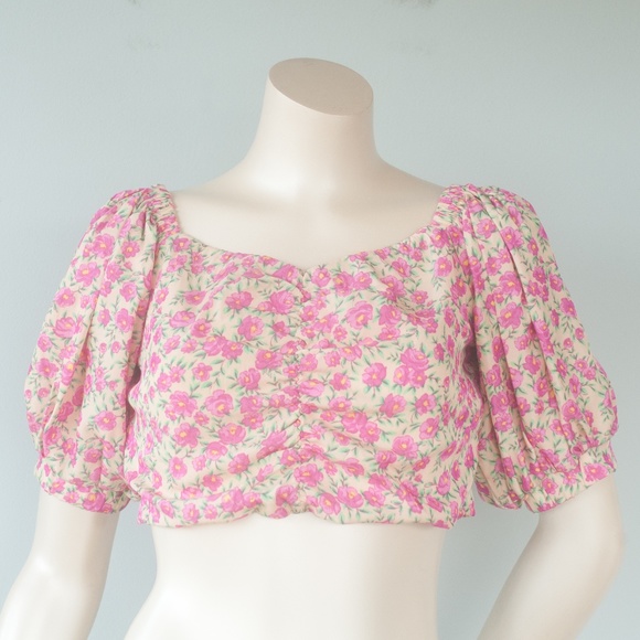 Moon River | Tops | Nwt Moon River Pink Floral Puff Sleeve Crop Top ...